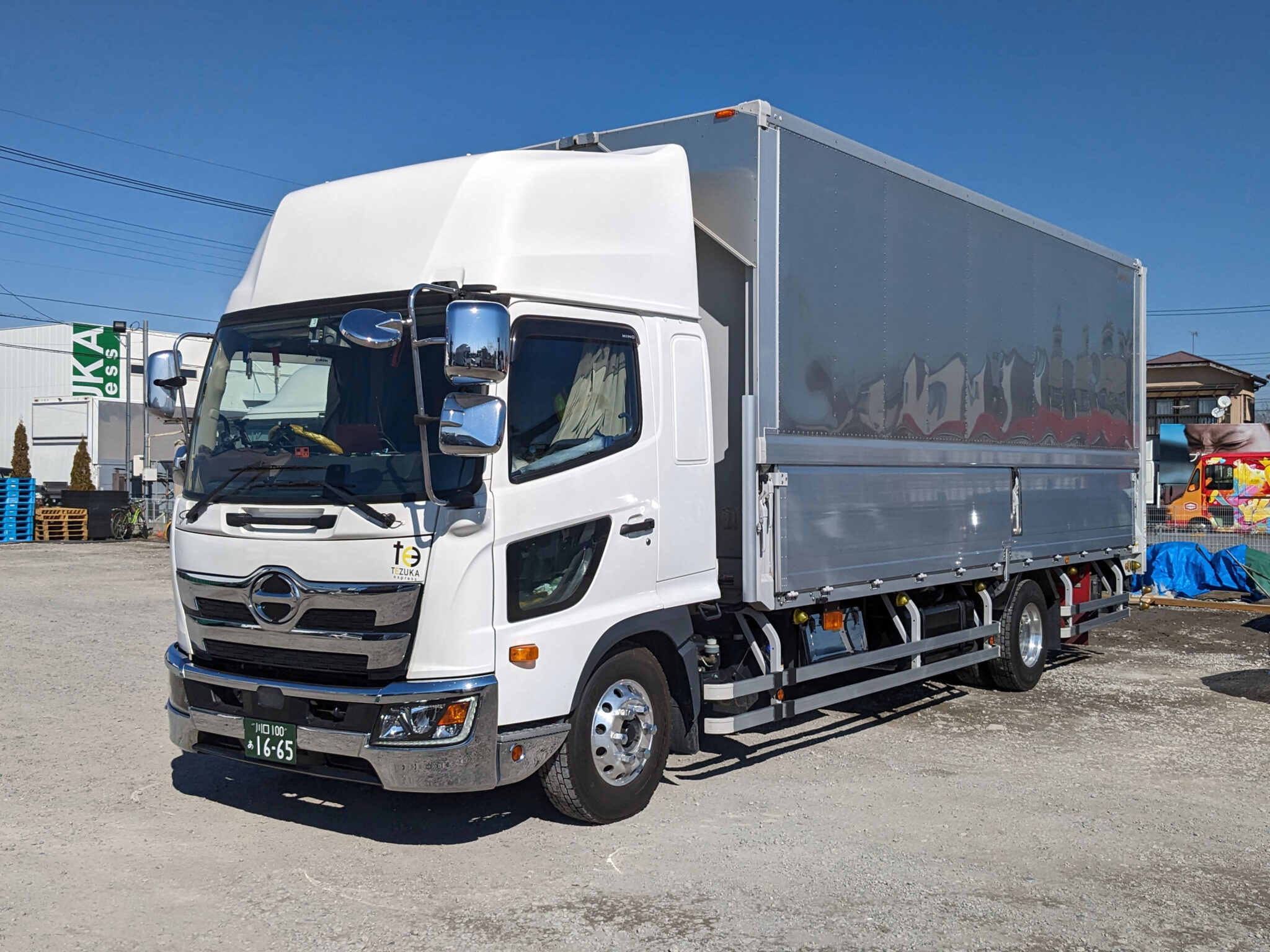 保有車両 - 手塚運輸株式会社：埼玉県川口市の陸上運送・海上コンテナ・イベント車両製造